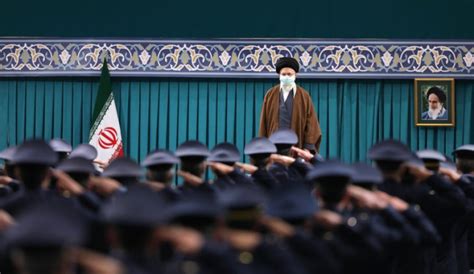 زمزمه سرود جمهوری اسلامی ایران توسط رهبر انقلاب