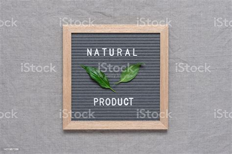 녹색 잎이있는 편지 보드에 천연 제품 비문 회색 섬유 린넨 배경 상단보기 평평한 누워 창의적인 레이아웃 0명에 대한 스톡 사진