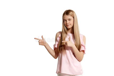 在白色背景一桃红色t恤杉摆在的隔绝的一个美女白肤金发的少年的演播室画象 库存图片 图片 包括有 一个 指向 151412401