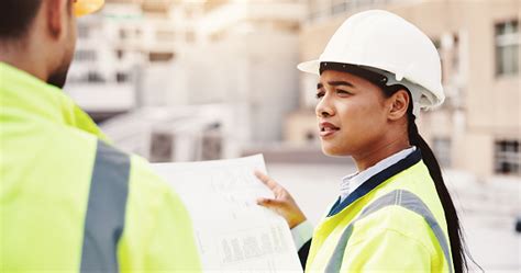 지붕 평면도 및 검사 도시 개발 또는 도시 계획을 위한 건설을 하는 사람들 마을의 건물 레이아웃 또는 건축에 대한 서류 또는 청사진을 가진 남성 여성 또는 계약자 25 29