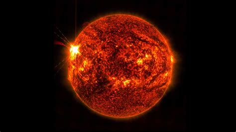 Nasa Spots 2 Large Solar Flares Australian Expert Explains The Dangers