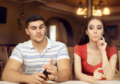 3 ممارسات يقوم بها الشريك على مواقع التواصل الاجتماعي قد تنذر بأنه