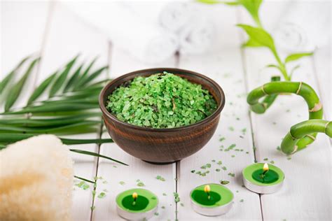 스파입니다 세라믹 그릇 스파 수건 촛불 대나무에 녹색 초본 Spirulina 소금 0명에 대한 스톡 사진 및 기타 이미지 0
