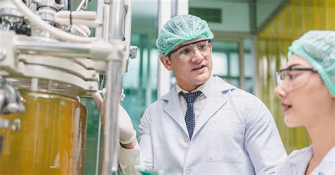 과학자 연구 의학 추출물 화학 과학 실험실에서 대체 의료 건강을위한 대마초에서 Cbd 오일 허브 대마 식물 및 간자 잎은 약물에 사용하는 천연 유기농 허브입니다 사진