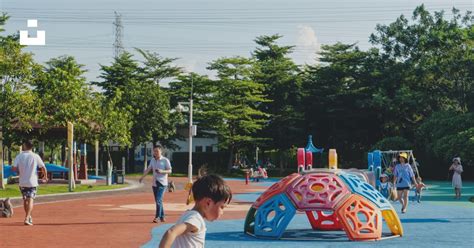 낮 동안 수역 근처의 파란색 금속 의자에 앉아 있는 흰색 티셔츠를 입은 여자 사진 Unsplash의 무료 운동장 이미지
