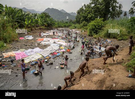 Frauen Und M Dchen Waschen Im Fluss In Der N He Der Stadt Neves Kleidung W Hrend Einige Kinder