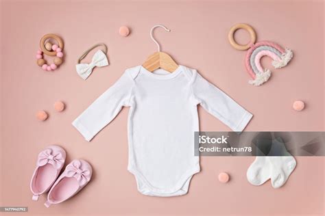 유기농 면으로 만든 흰색 유아용 바디수트와 친환경 아기 액세서리의 모형 브랜드 로고 광고에 대 한 Onesie 템플릿입니다 플랫