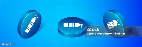 파란색 배경에 격리된 동면 아쿠아룽 아이콘입니다 다이버를위한 산소 탱크 다이빙 장비 익스트림 스포츠 다이빙 수중 장비 파란색 원 버튼입니다 벡터 3차원 형태에 대한 스톡