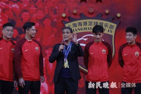 上海海港在浦东足球场点亮第二颗星，徐根宝戴上了6块金牌球员未来球迷