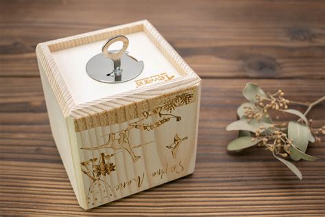 Spardose aus Holz mit Namen für Junge Mädchen im Dino Design