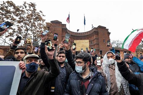Caricatures de Charlie Hebdo des Iraniens protestent près de l