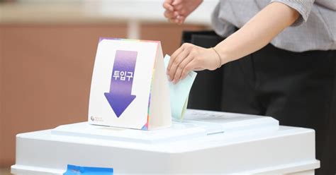 수도권 ‘민주당 87석 압승 유력국힘 우위 6석뿐