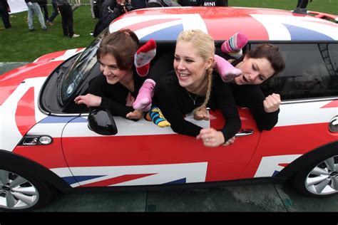 Guinness Record: 28 Girls in a MINI - autoevolution
