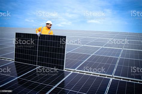 지속 가능한 에너지 발전소를 위한 태양 전지판을 설치하는 전문 작업자 태양전지판에 대한 스톡 사진 및 기타 이미지 태양전지판 건설업자 기술자 Istock