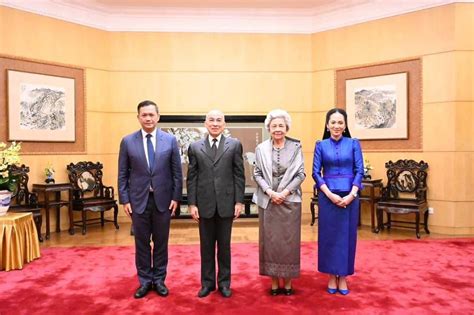 សម្ដេចធិបតី ហ៊ុន ម៉ាណែត និងលោកជំទាវ ចូលក្រាបបង្គំគាល់ ព្រះមហាក្សត្រ និង សម្ដេចព្រះមហាក្សត្រី