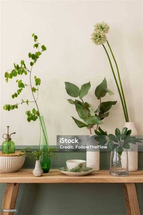 모형 포스터 프레임 나무 벤치 녹색 잎이 달린 꽃병 꽃 스프링클러 베이지 색 벽 및 개인 액세서리가있는 식물 거실 인테리어의 창의적인 구성 가정 장식 템플렛 0명에 대한