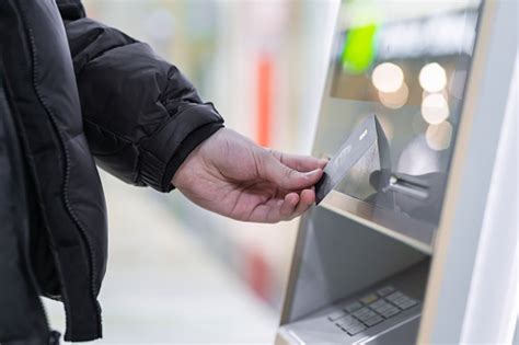 Remaja Menggunakan Mesin Atm Di Pusat Perbelanjaan Menarik Uang Dengan