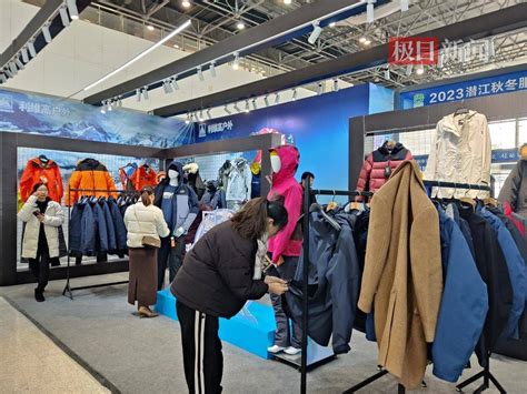 湖北潜江冬装销售旺，企业生产马力足服装展销会纺织