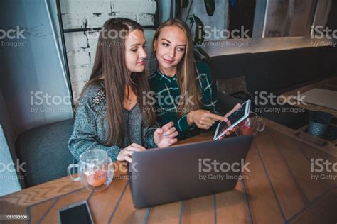 카페에서 회의 갖는 2 명의 현대 여성 노트북 개미 태블릿에 노력 2명에 대한 스톡 사진 및 기타 이미지 2명 노트북