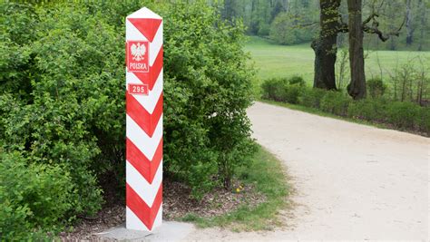 Turyści karani mandatami zł za wejście na pas drogi granicznej Podróże