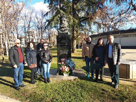 Казанлъчани се преклониха и поднесоха цветя по повод 175 години от