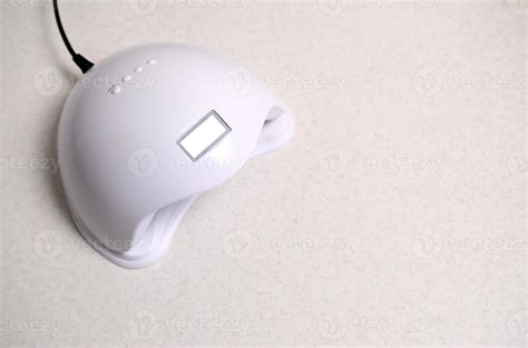 lampe à ongles led uv pour le processus de durcissement par méthode de gel se trouve sur une