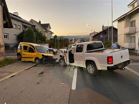 Zwei Autos Prallen In Baar Zg Frontal Ineinander