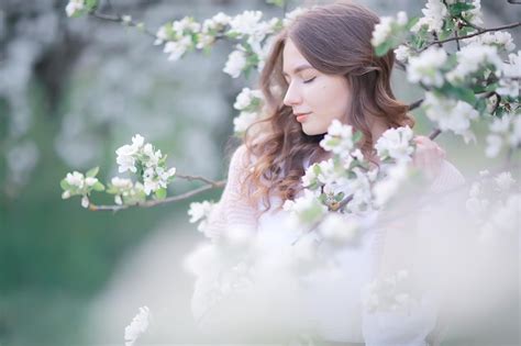 Premium Photo Springtime Fashion Portrait Of A Young Girl In A