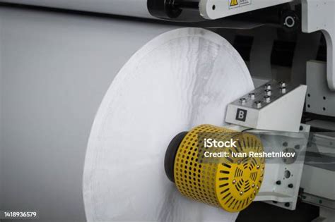 롤 고속 인쇄 기계와 인쇄 하우스를위한 백서의 큰 롤을 절단하기위한 현대 기계 선택적 초점 굴리기에 대한 스톡 사진 및 기타 이미지 Istock
