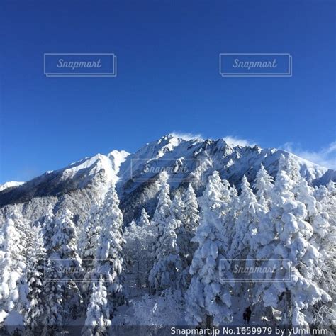 雪に覆われた山の頂上に立っている人々 のグループの写真・画像素材 1659979 Snapmart（スナップマート）