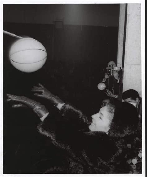 سفر در زمان؛ شهناز پهلوی در حال بسکتبال بازی کردن در 28 سالگی؛ سال 47