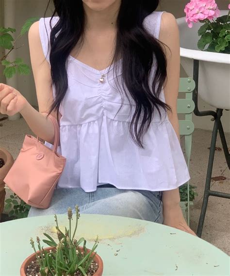 아모로소 베니 셔링 나시 블라우스 4col 여름 뷔스티에 레이어드 민소매 프릴 크롭 여행룩 바캉스