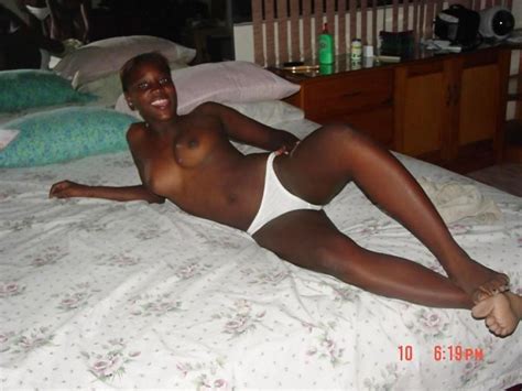 גלריה 3 Haitian Woman Showing Off