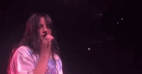 공연 도중 얼굴 향해 퍽 …美 여가수 아찔한 순간