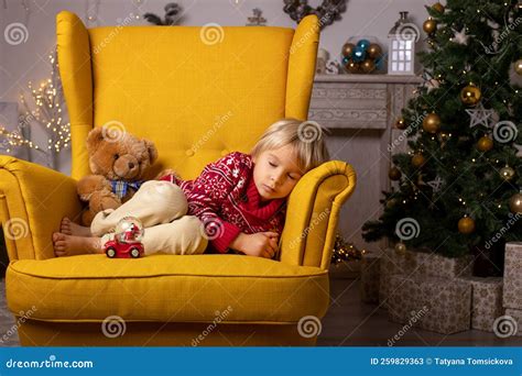 Menino Bonitinho Brincando Em Uma Sala Decorada Para O Natal Imagem De