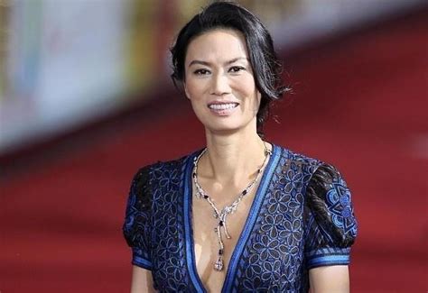 被邓文迪的“大尺度”惊艳了！穿深v领连衣裙走红毯，真不怕走光 知乎
