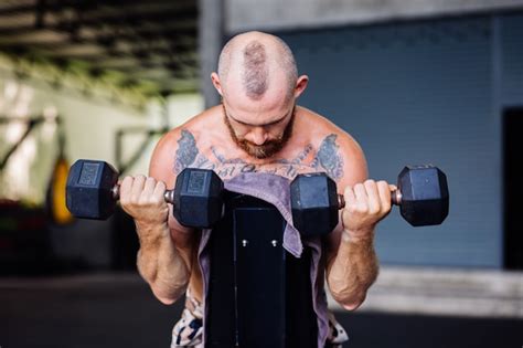 Joven Musculoso Tatuado Fuerte Músculo Barbudo Hombre Europeo Haciendo