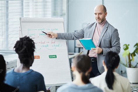 Premium Photo Portrait Of Mature Man Giving English Lessons In Office
