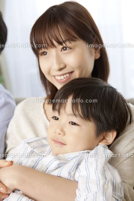 母親と息子の写真素材 24005401 イメージマート