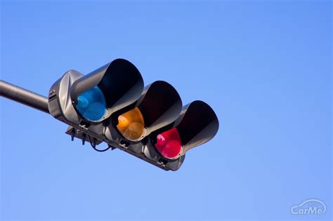 高速道路にある信号機「トンネル用信号」には、どんな意味があるの？ Carprimeカープライム