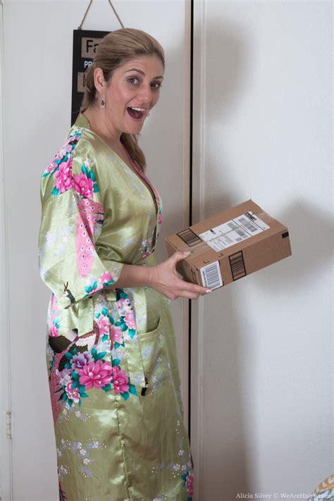 Пышнотелая мамаша Алисия Сильвер сбрасывает атласный халат чтобы раздвинуть волосатую задницу и