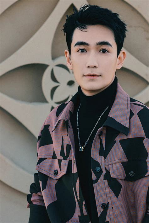朱一龙lv阿那亚男装大秀