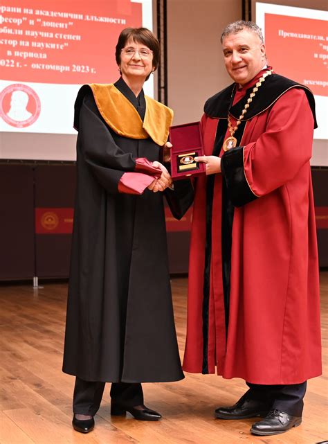 УНСС Преподаватели от УНСС получиха свидетелства за академични длъжности „професор“ и „доцент