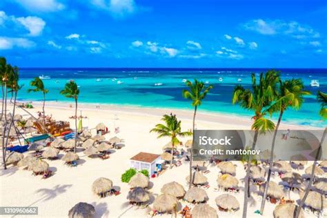 해변 휴가 및 여행 배경 밀짚 우산과 손바닥아름다운 대서양 열대 해변의 공중 무인 항공기 보기 바바로 비치 푼타 카나 도미니카 공화국 푼타 카나에 대한 스톡 사진 및 기타