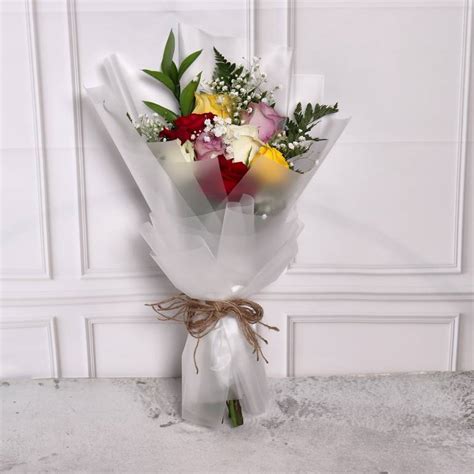 بوكيه ورد صغير بألوان الربيع مليء بالرقة والجاذبية