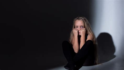 В Красноярске педофил заманил к себе 10 летнюю девочку чтобы показать ей порно и половой орган