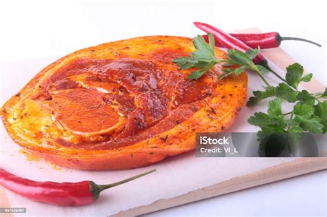 원시 돼지고기 햄 향신료와 파 슬 리 잎 고추 바베 큐 굽고 흰색 배경에 고립에 대 한 준비 0명에 대한 스톡 사진 및 기타 이미지 Istock