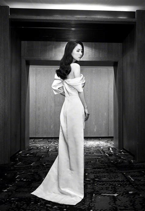 吴倩黄色长裙“剪”一排小洞洞，配双麻花辫娇俏又性感 第 2 页 尚街拍