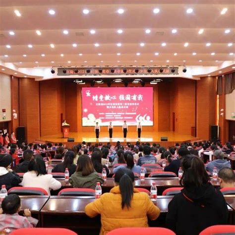 江陵县举办2021年红领巾奖章二星章颁章仪式暨少先队入队仪式展少先队员