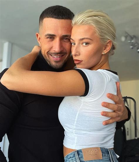 Laura Z Love Island Sa Ukázala V Erotickej Spodnej Bielizni Snúbenec